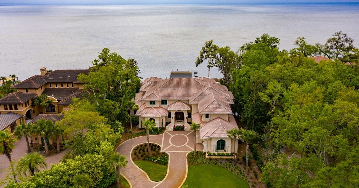 10 Absolutely Stunning Waterfront Homes On The Market - Haven Lifestyles