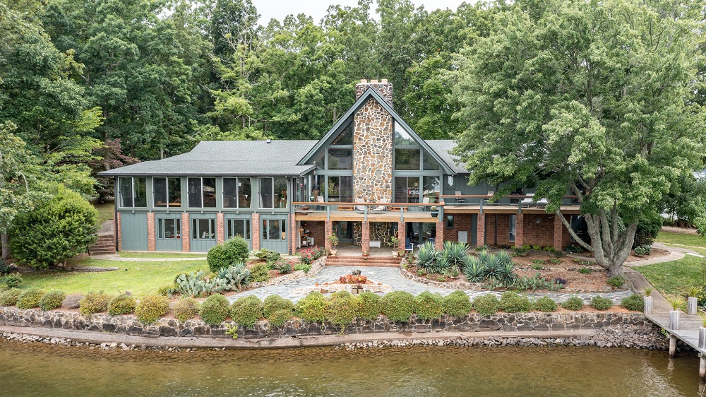 8 Beautiful Lakefront Properties On The Market - Haven Lifestyles