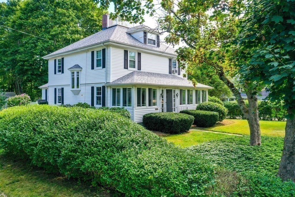 9 Massachusetts Homes On The Market With Charming Craftsmanship Details ...