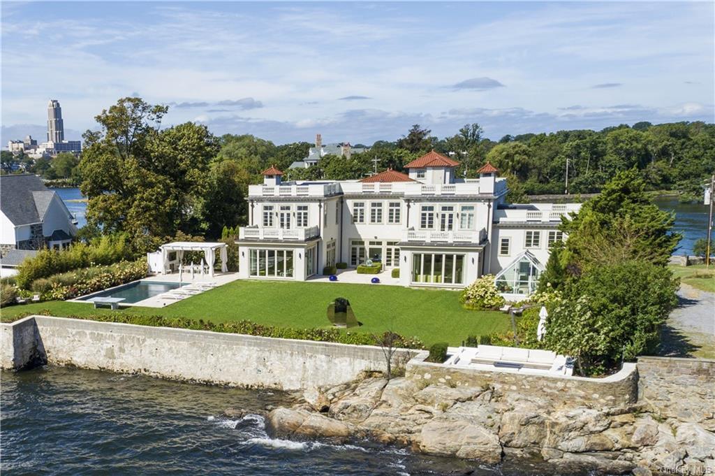 8 Unbelievable Waterfront Homes On The Market - Haven Lifestyles